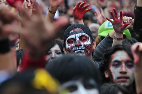 Miles de zombies recorren Ciudad de México en busca del Guinness ...