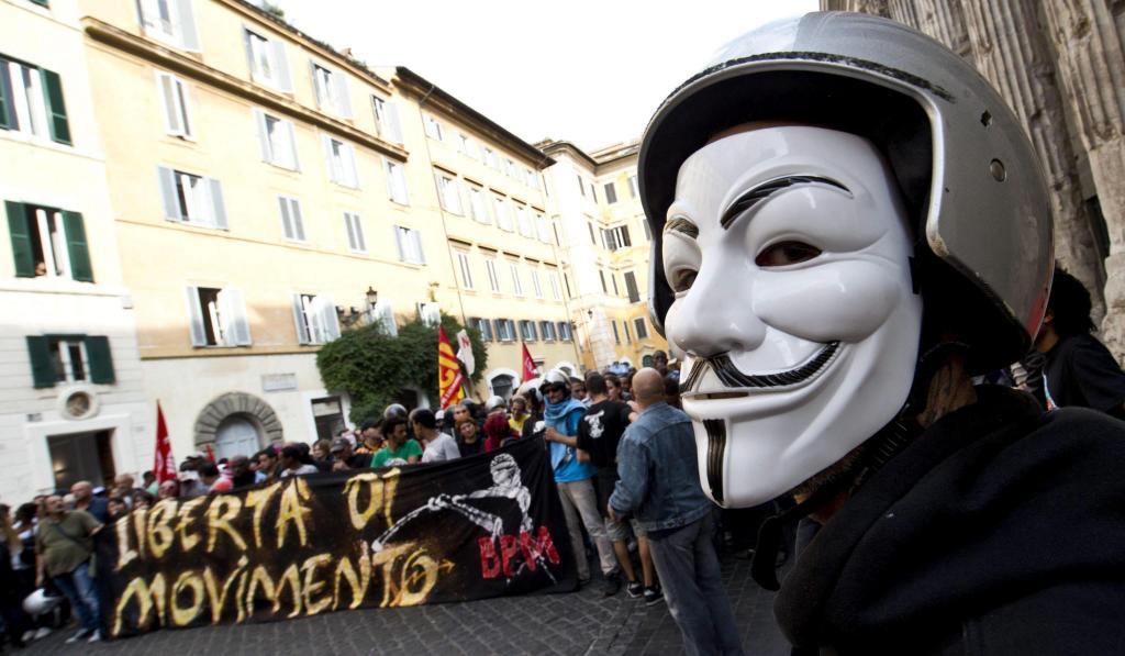 Batalla antisistema: Un manifestante con la careta ... | ELMUNDO.es