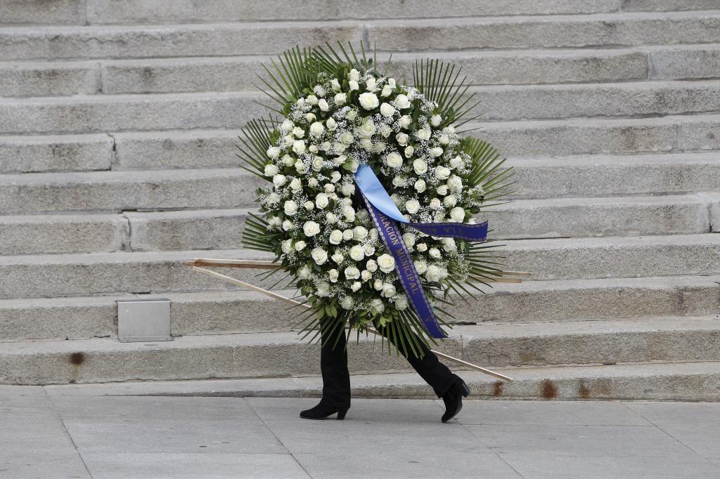 El homenaje al ex presidente - Una corona de flores llega al ...
