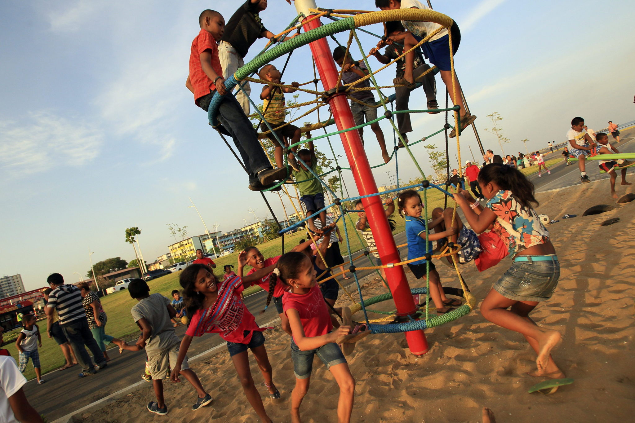 24 horas... 24 fotos - Niños juegan en un parque cons ...