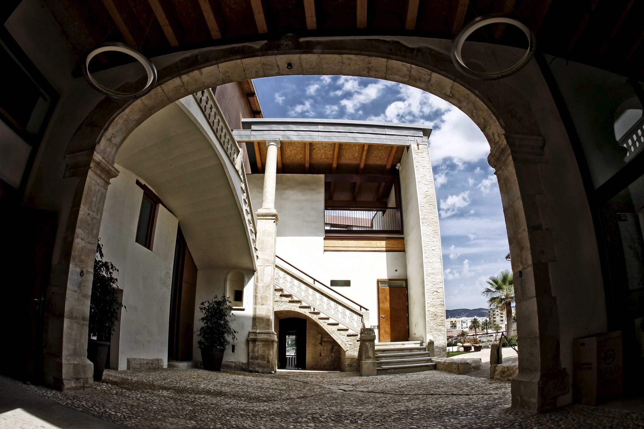 Ontinyent: medieval, moderna y textil - Vista del patio interior del r ...
