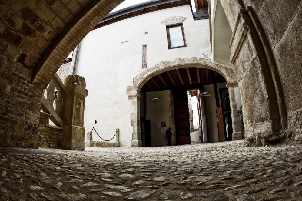 Ontinyent: medieval, moderna y textil - Uno de los patios del barrio d ...