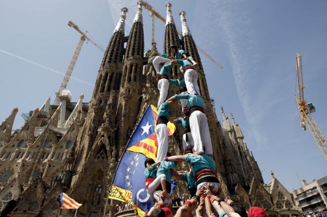 Centenares de personas arropan los 'castells' reivindicativos de la ...