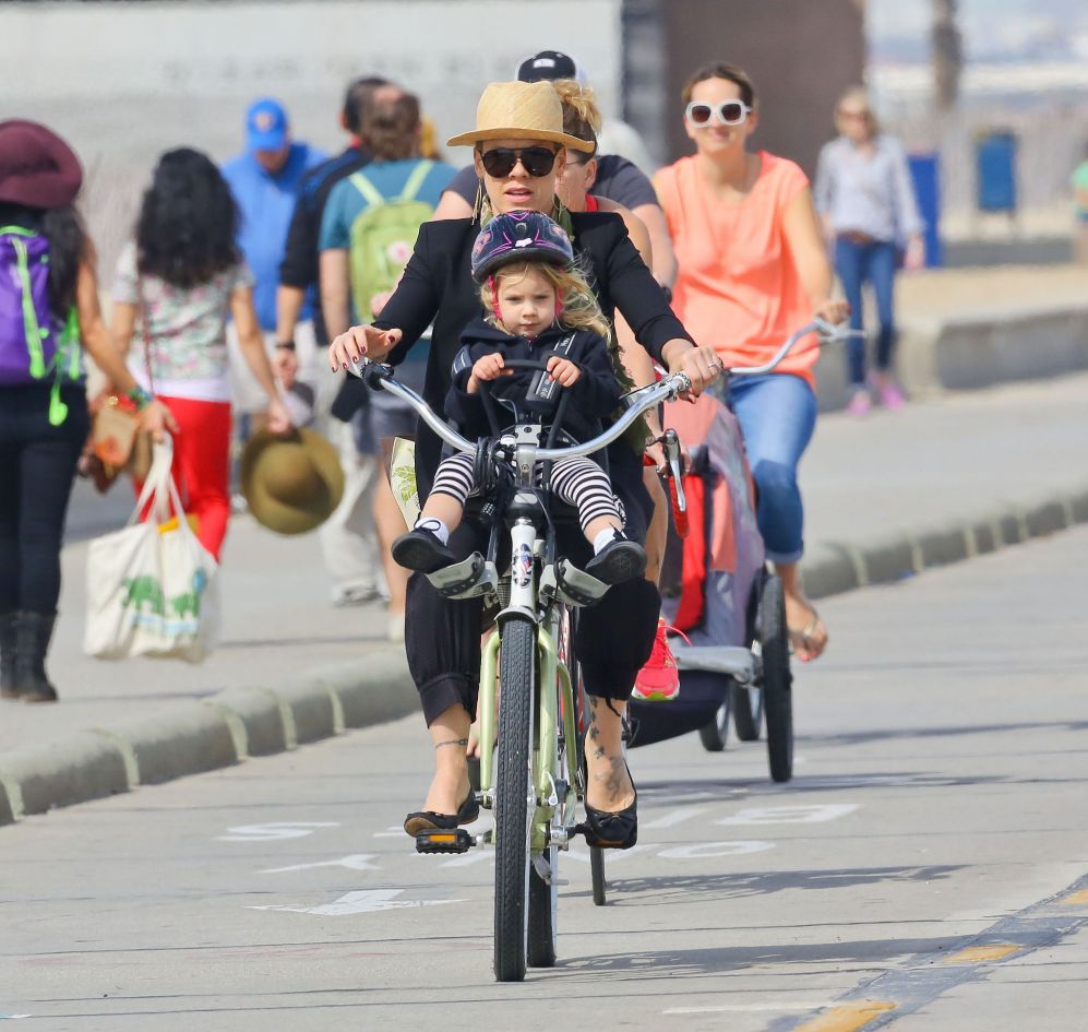 VIPs sobre ruedas - La cantante Pink, con su hija ... | loc | EL MUNDO
