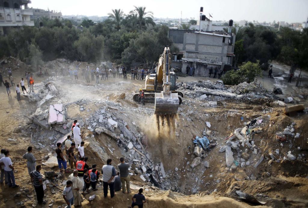 Ataques israelíes en el barrio gazatí de Shujaiya - Una excavadora ...