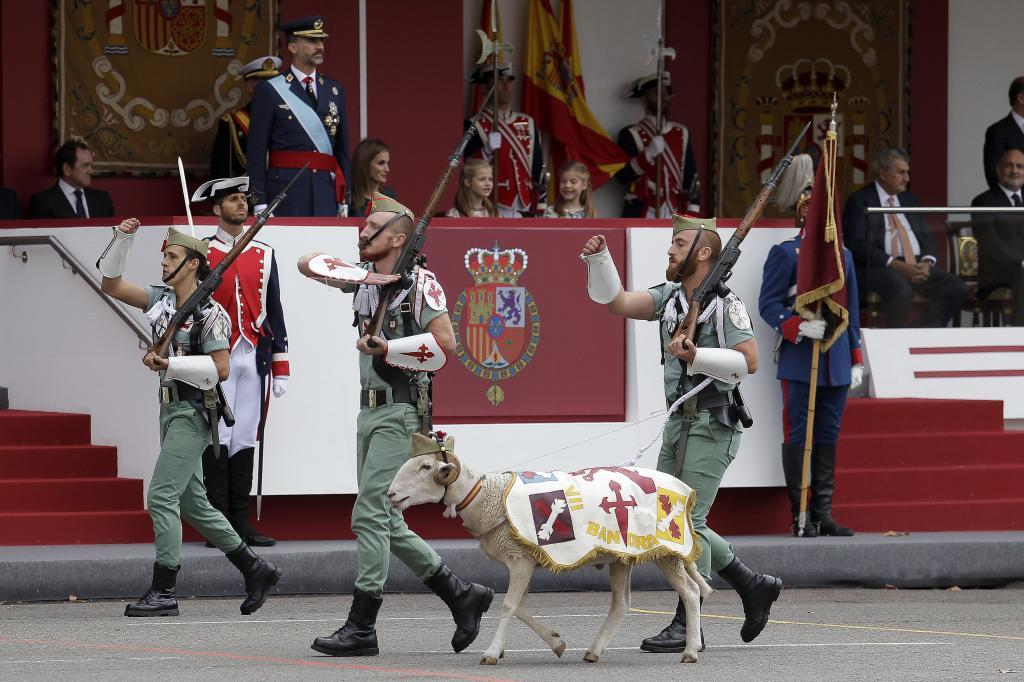 Legionarios desfilando con la cabra de la legión... | Espana | EL MUNDO