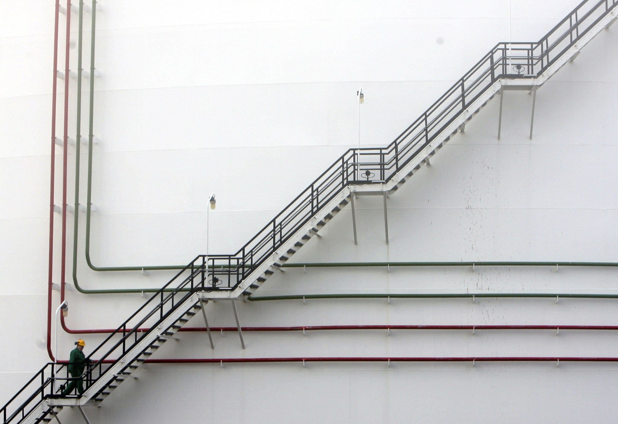 Un empleado sube un tramo de escaleras en uno de... | Internacional ...