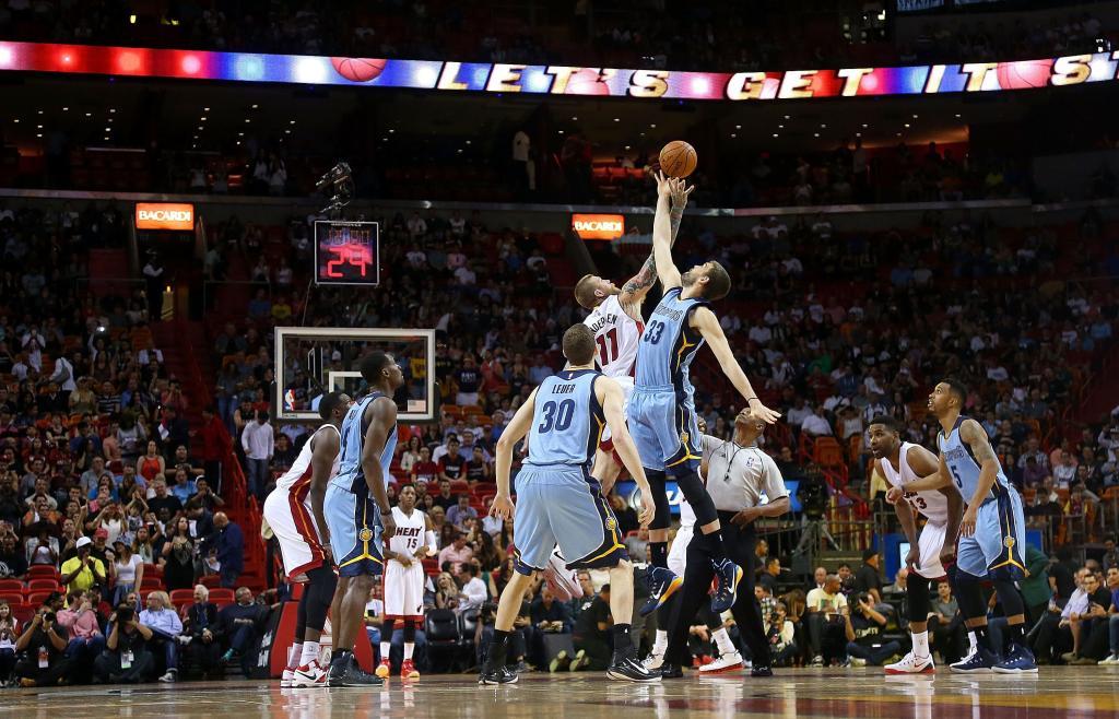 Salto inicial del partido. | Deportes | EL MUNDO