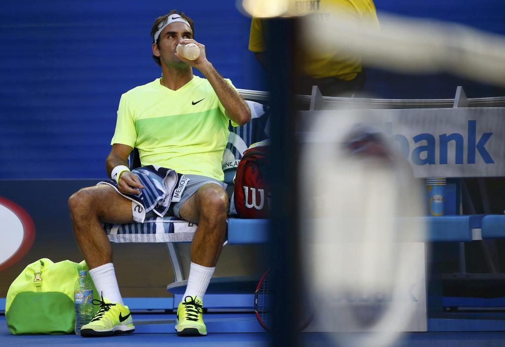 Roger federer se hidrata durante su partido contra... | Deportes | EL MUNDO