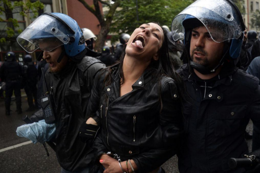 Agentes policiales han arrestado a una chica... | Internacional | EL MUNDO