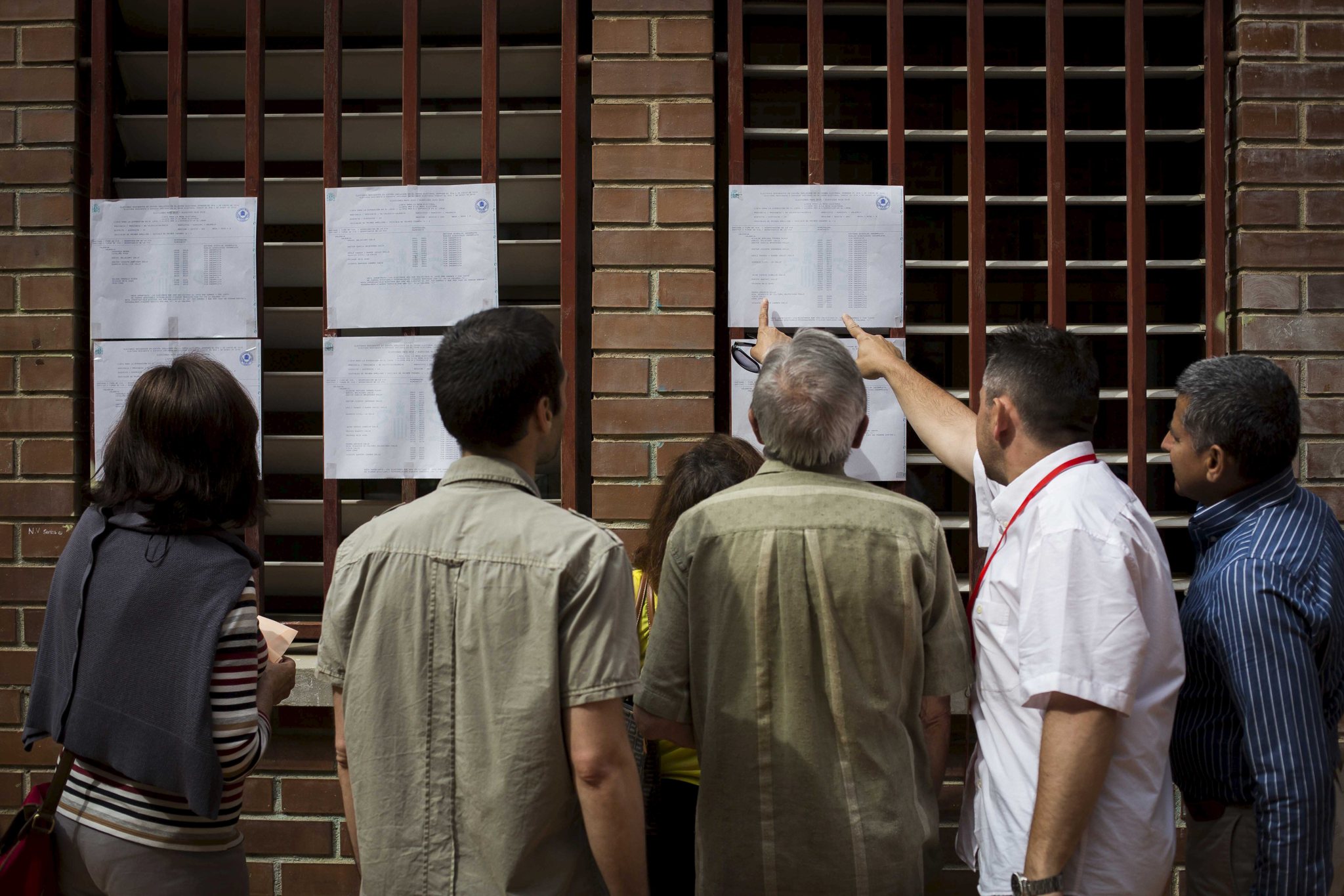 Un grupo de hombres consulta las listas del censo... | Comunidad ...