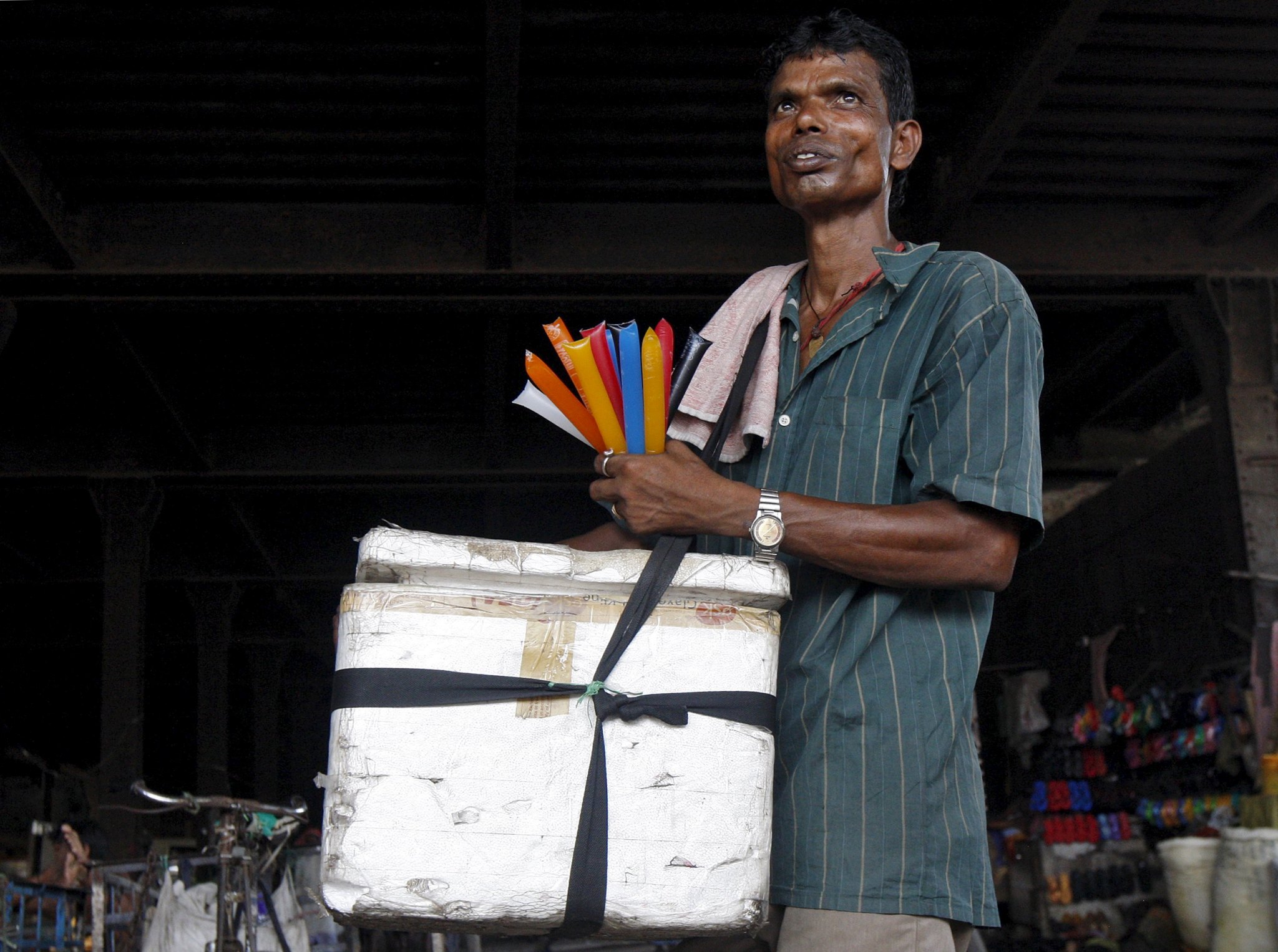 Un indio vende paletas, en la ciudad de calcuta. | Internacional | EL MUNDO