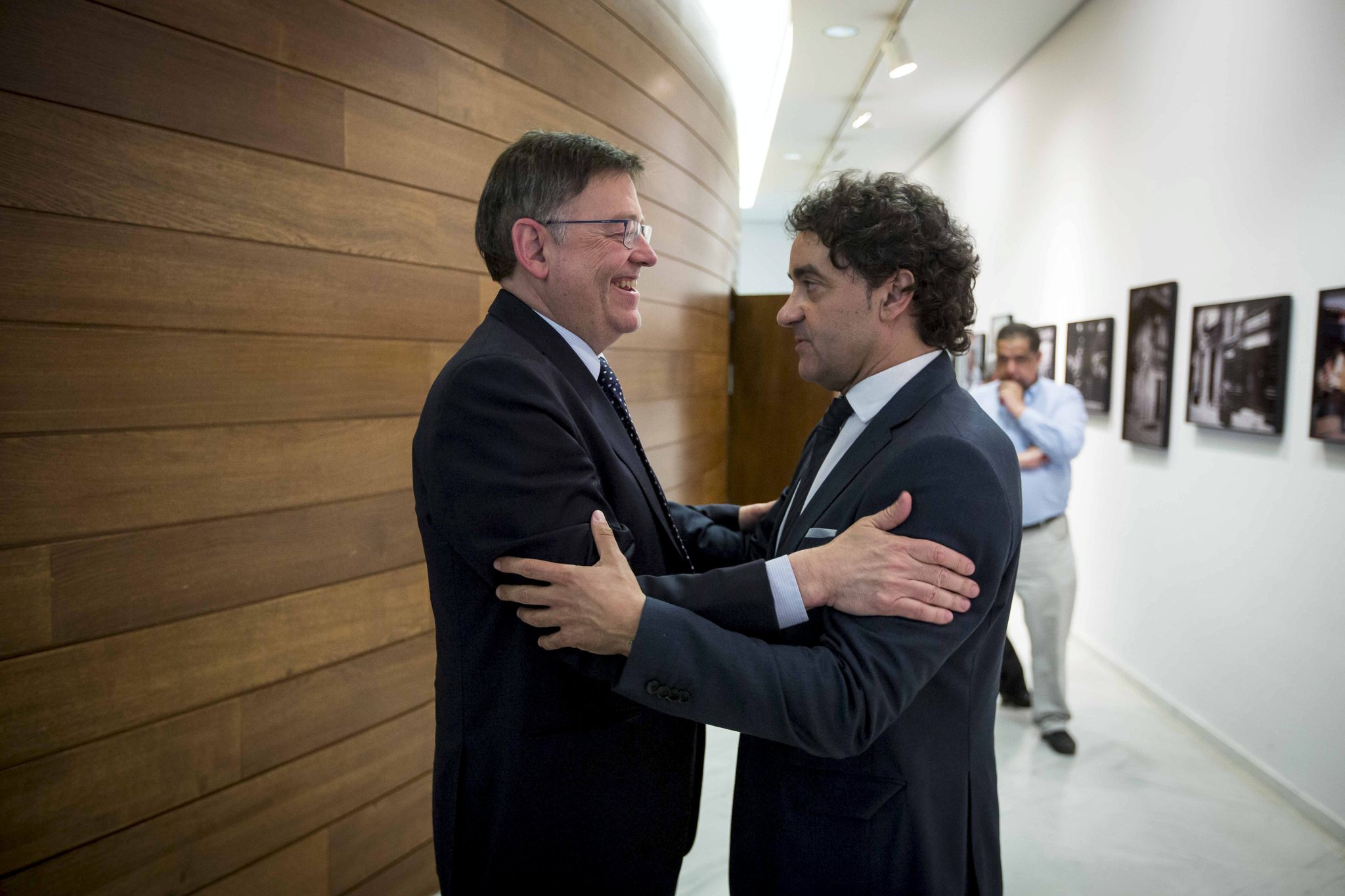 Ximo puig y francesc colomer se abrazan en los... | Comunidad ...