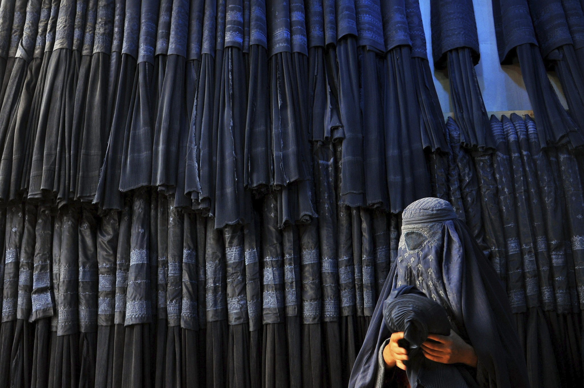 Una mujer compra un burka en una tienda en... | Internacional | EL MUNDO