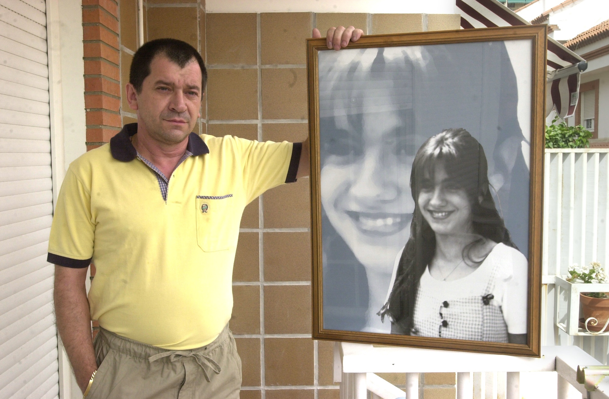 El padre de eva blanco sosteniendo en 2002 una... | Madrid | EL MUNDO