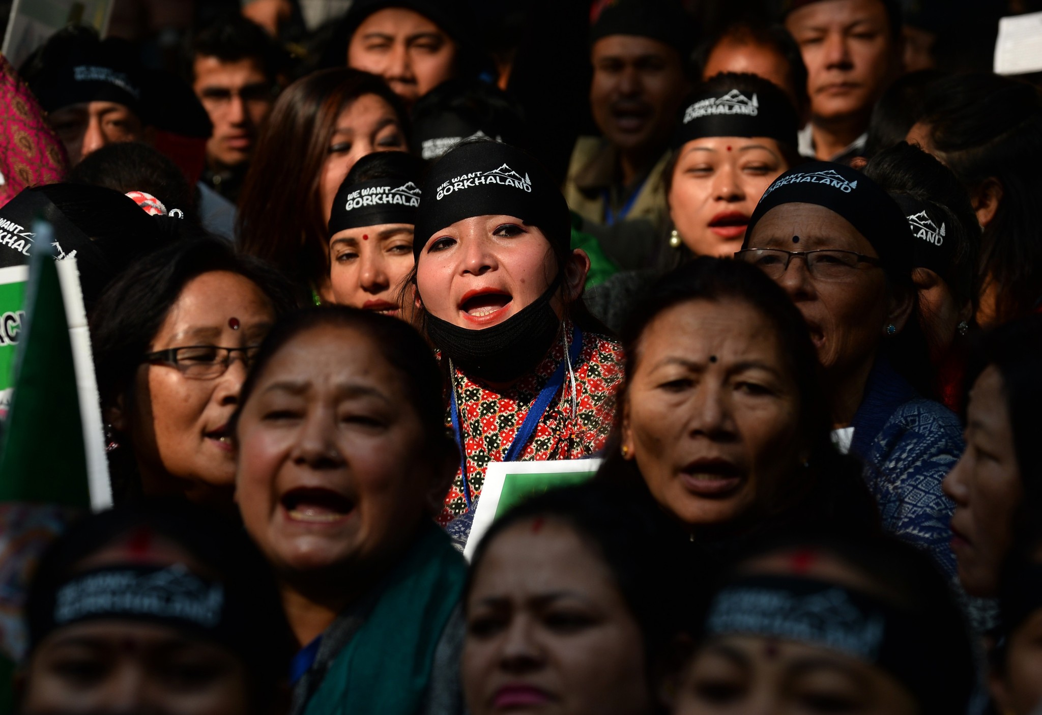Activistas indios gritan consignas para expresar... | Internacional ...