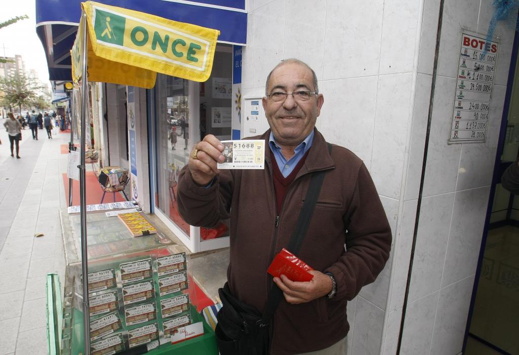 Plácido, vendedor de la once, posa en su puesto... | Espana | EL MUNDO