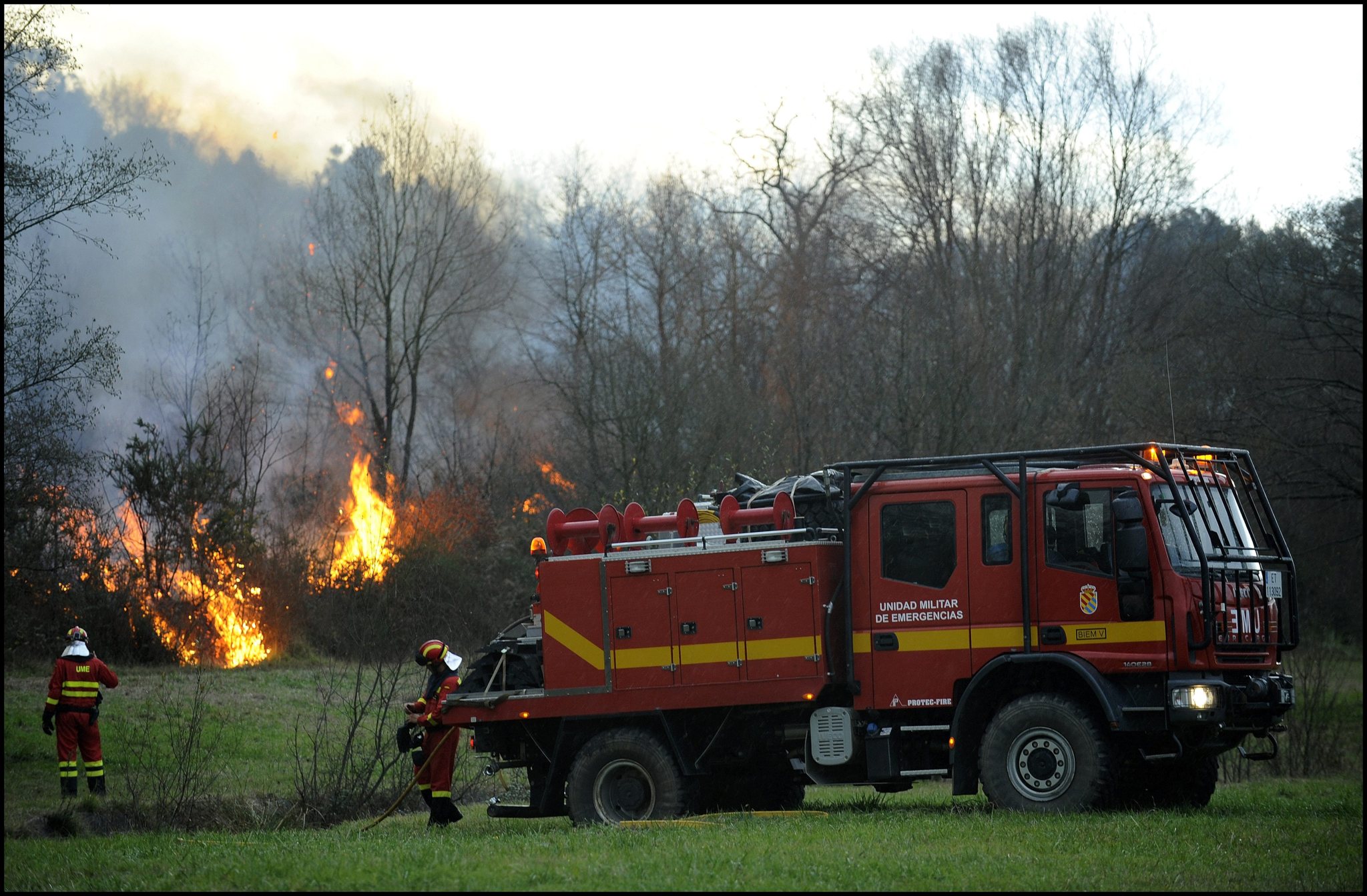 Los bomberos llegan al lugar del fuego en la... | Espana | EL MUNDO