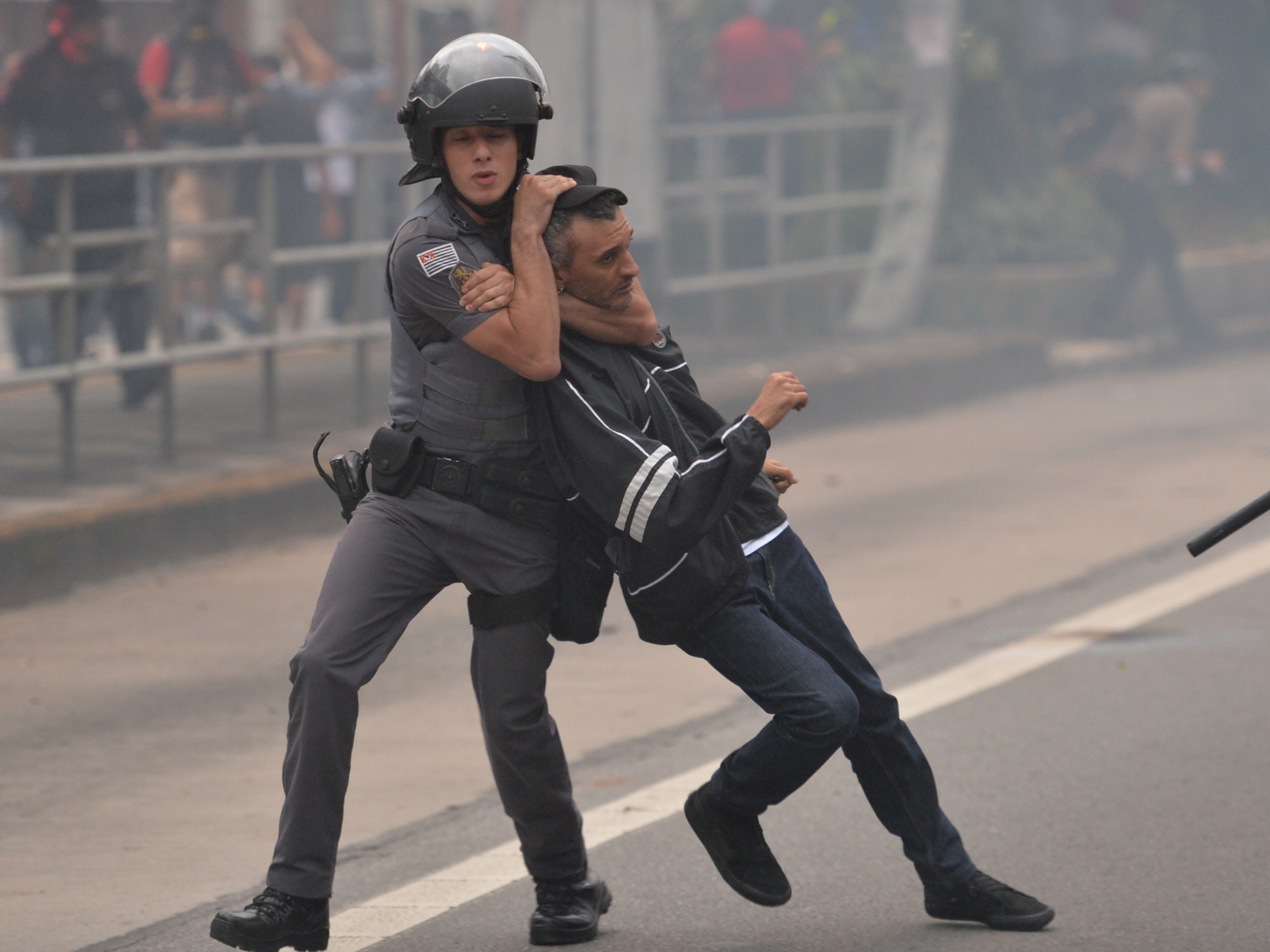 Un estudiante es arrestado por un policía... | Internacional | EL MUNDO