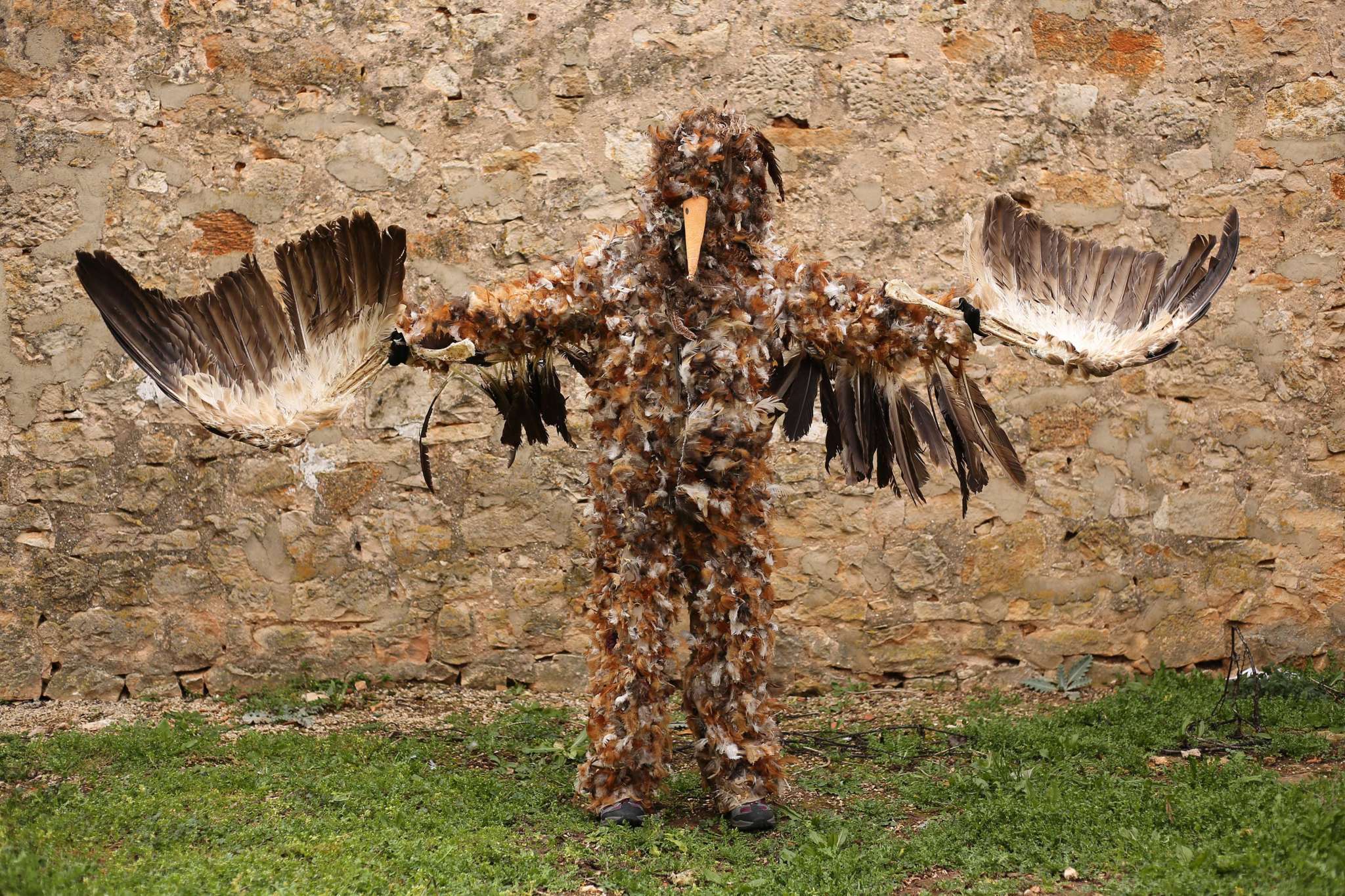 Una persona disfrazada de"gallo" posa durante la... | Cultura | EL MUNDO