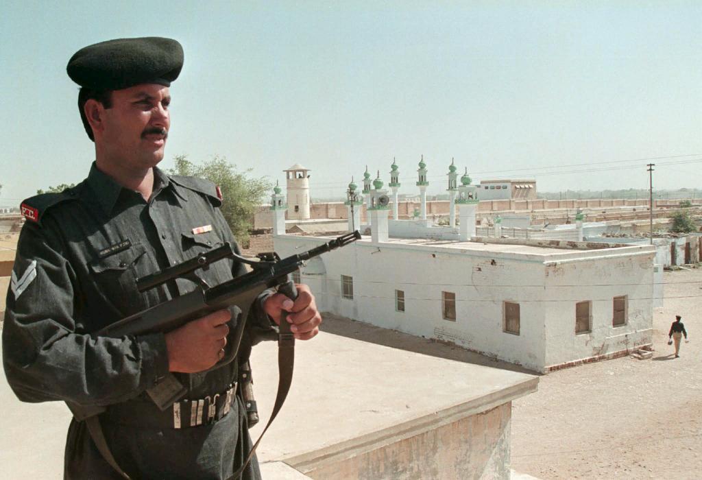pRUEBA -A pakistan soldier stands at his post and guards... | Comunidad ...