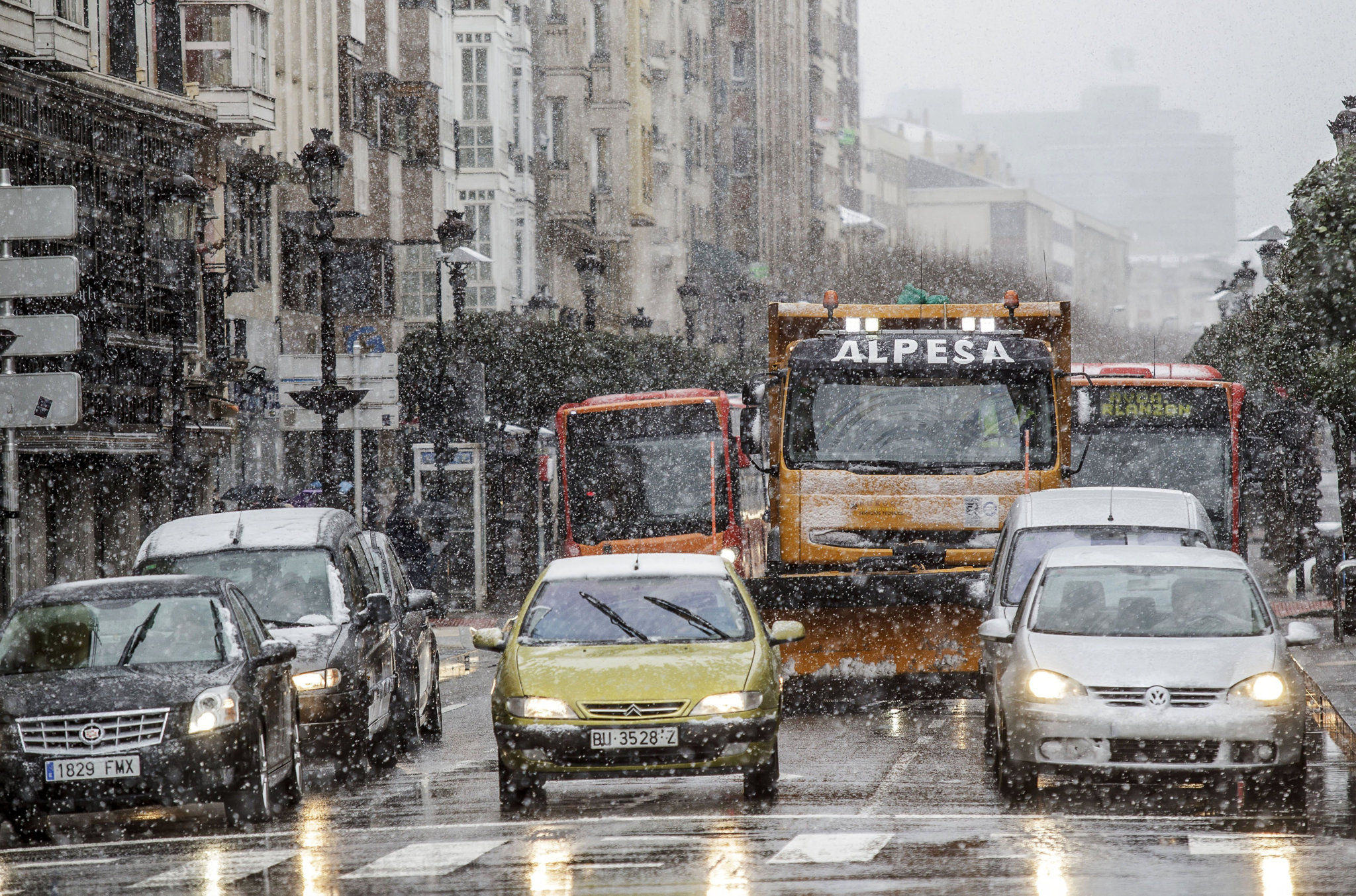 Varios vehículos circulando por una de las calles... | Espana | EL MUNDO