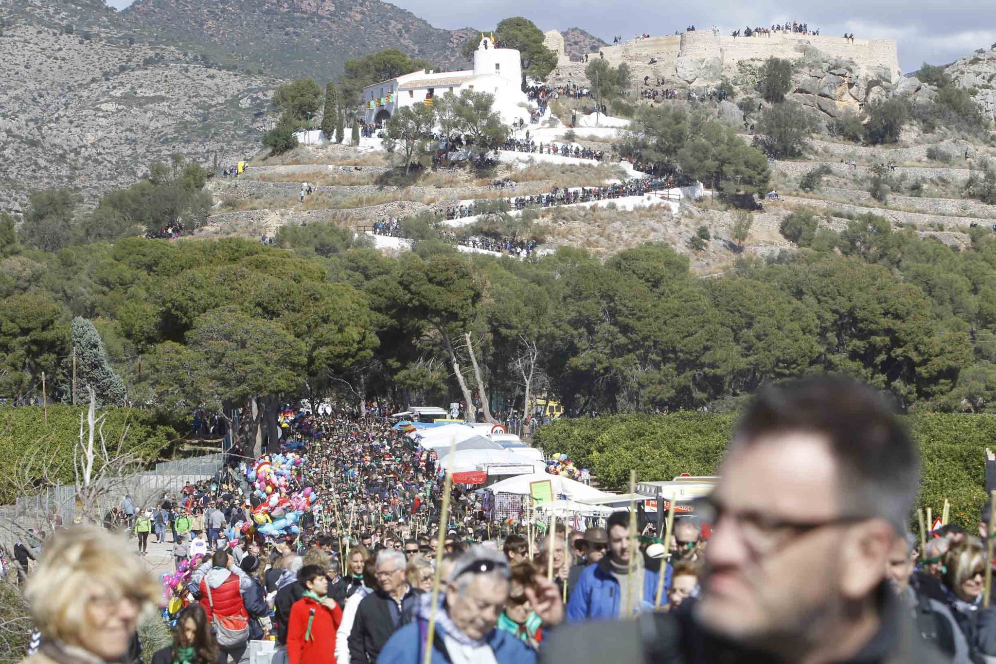 La 'Romeria de les Canyes' reta al frío - Miles de castellonenses ...