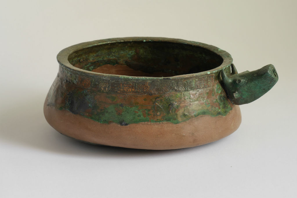 Caldero de bronce con pitorro en forma de cabecita... | Cultura | EL MUNDO
