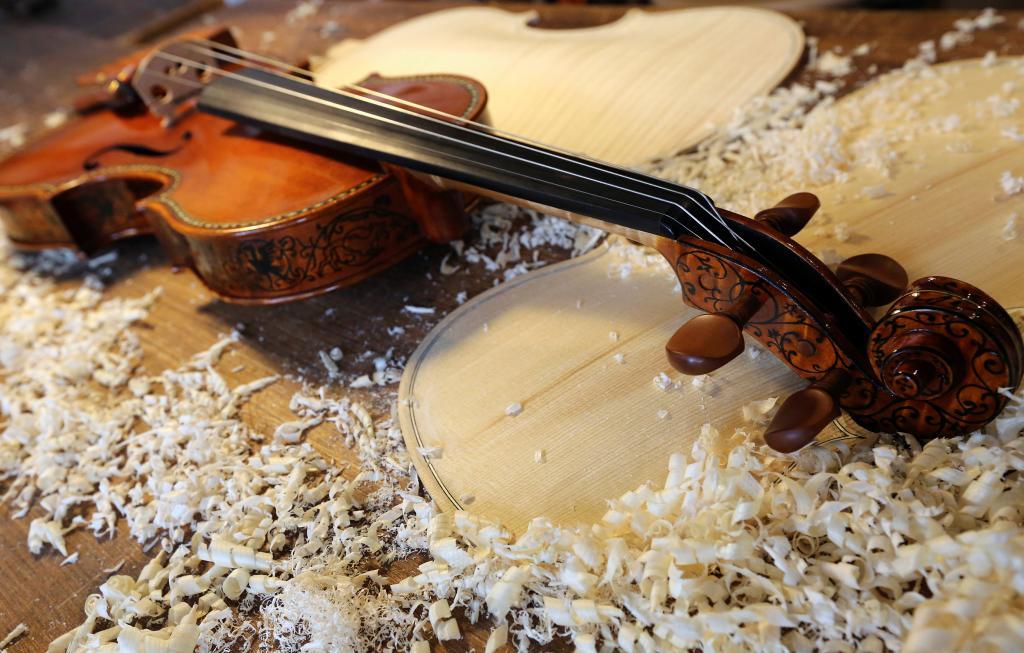 Violín fabricado en el taller consorzio liutai... | Internacional | EL ...