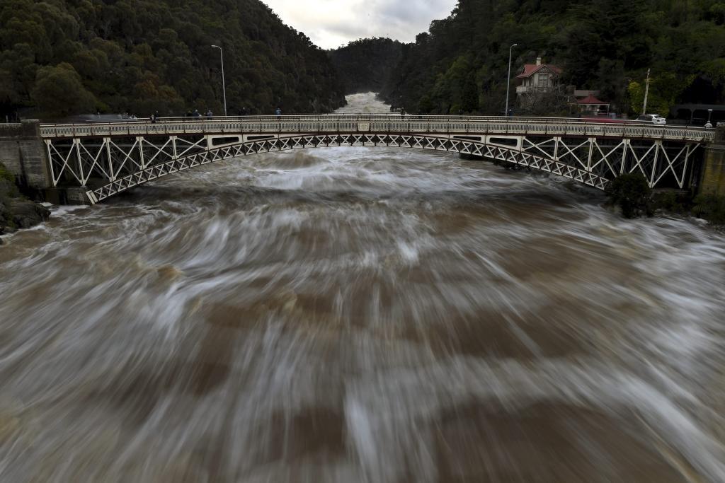 Vista de la crecida de las aguas a su paso por... | Internacional | EL ...