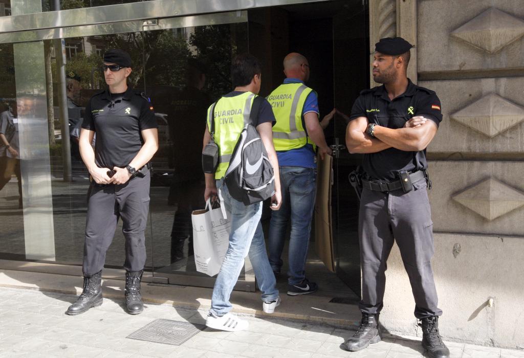La guardia civil, durante el registro en la... | España | EL MUNDO