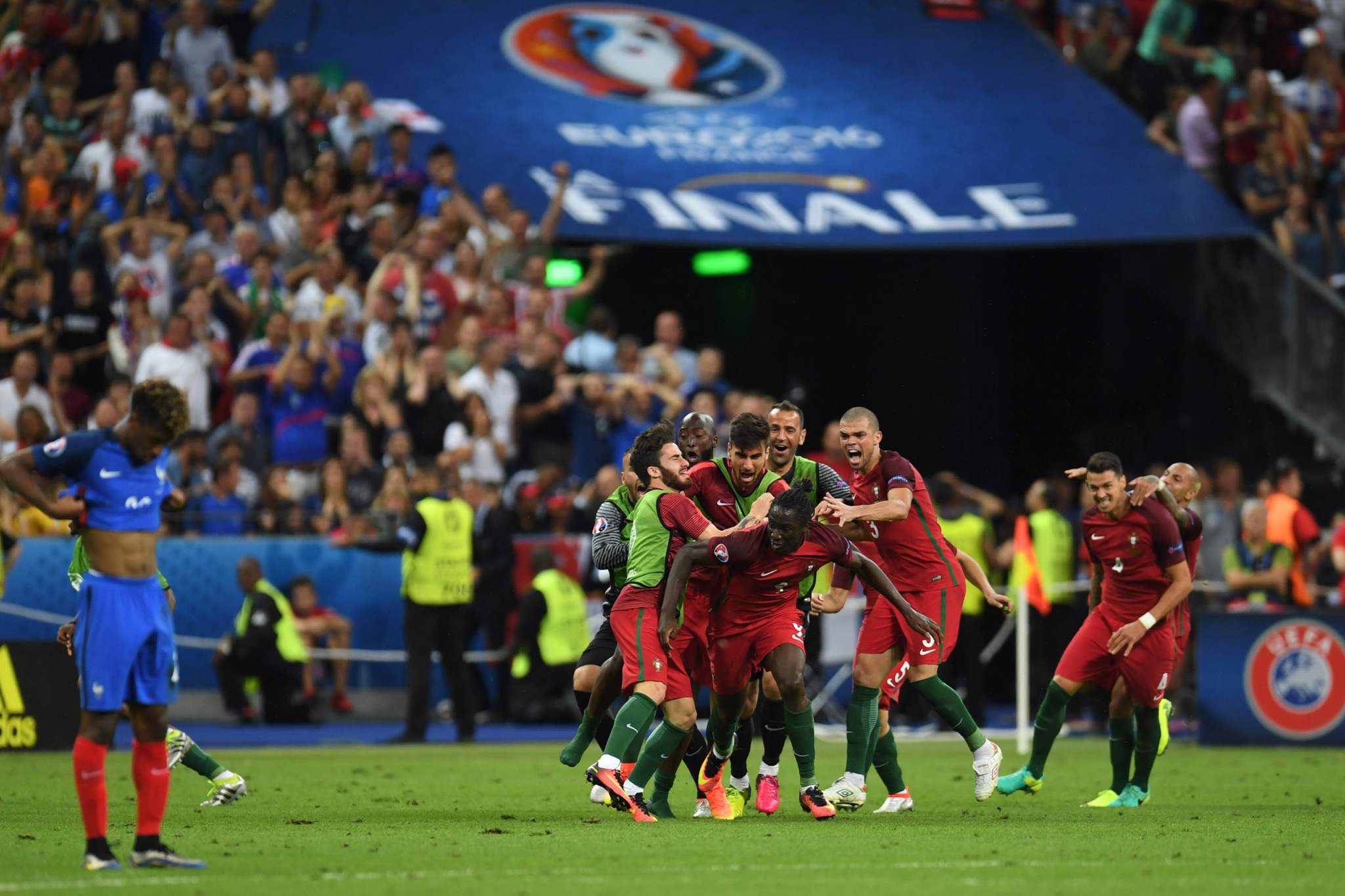 Varios futbolistas portugueses celebran con éder... | Eurocopa (Fútbol ...