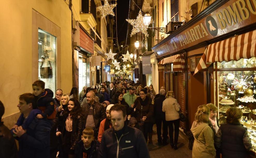 Gente paseando por una calle de la ciudad. | Baleares | EL MUNDO