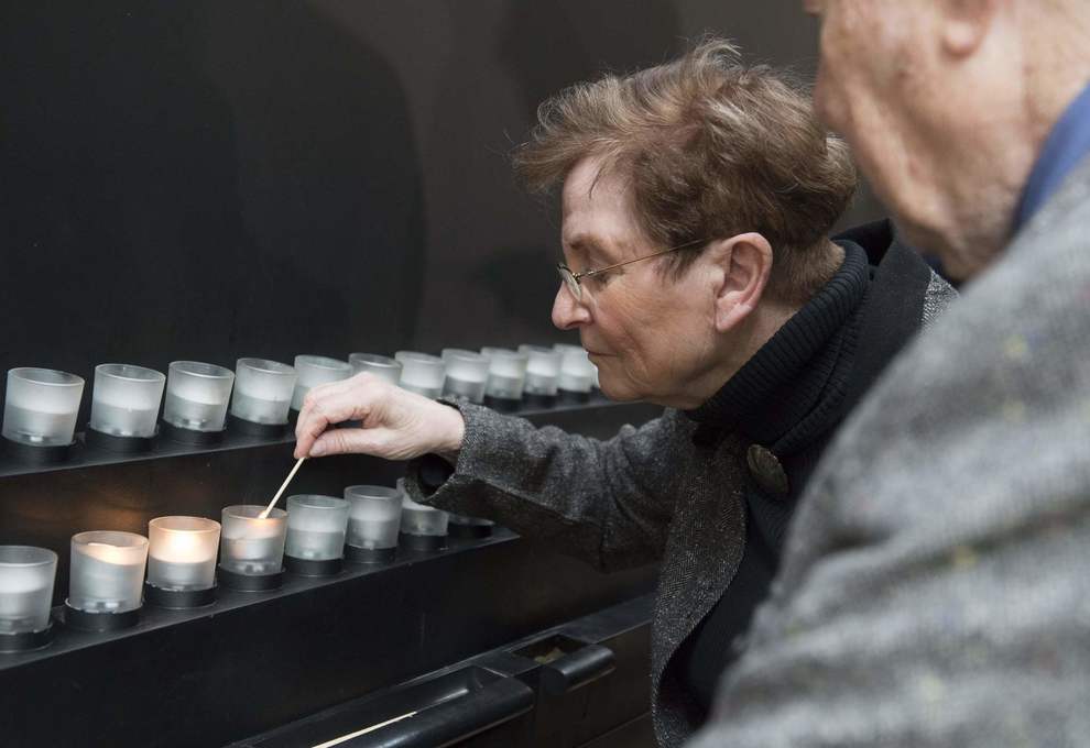 Josiane Traum (Izq) y Alfred Traum (Der) encendieron una vela durante ...