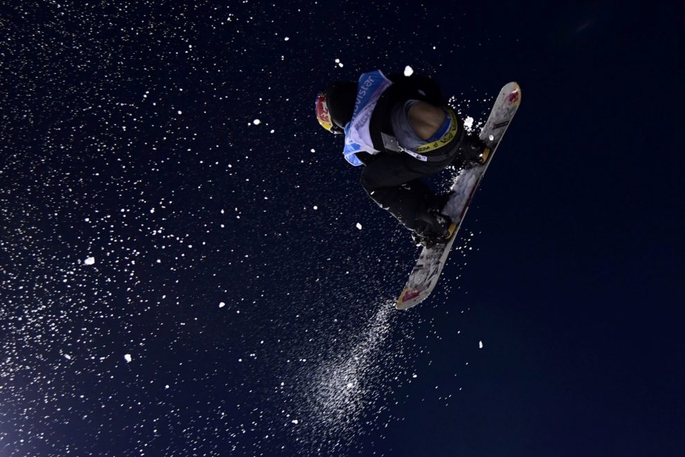El snowboarder estadounidense Lyon Farrell compite durante las finales ...