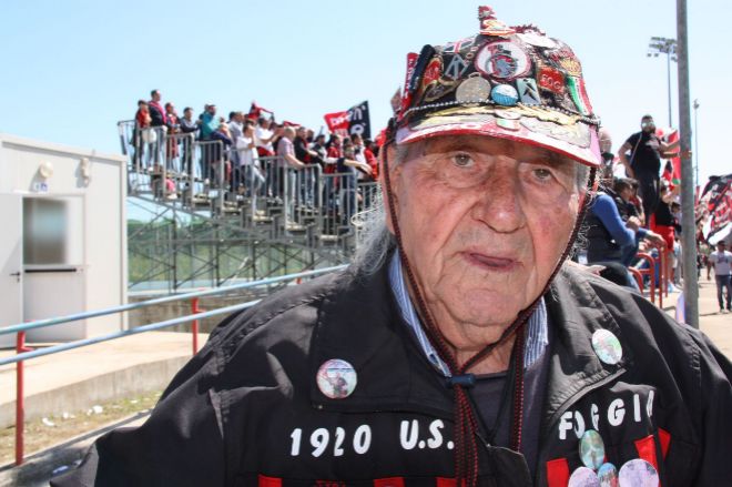 El ultra más viejo, y más pacífico, del mundo | Fútbol | EL MUNDO