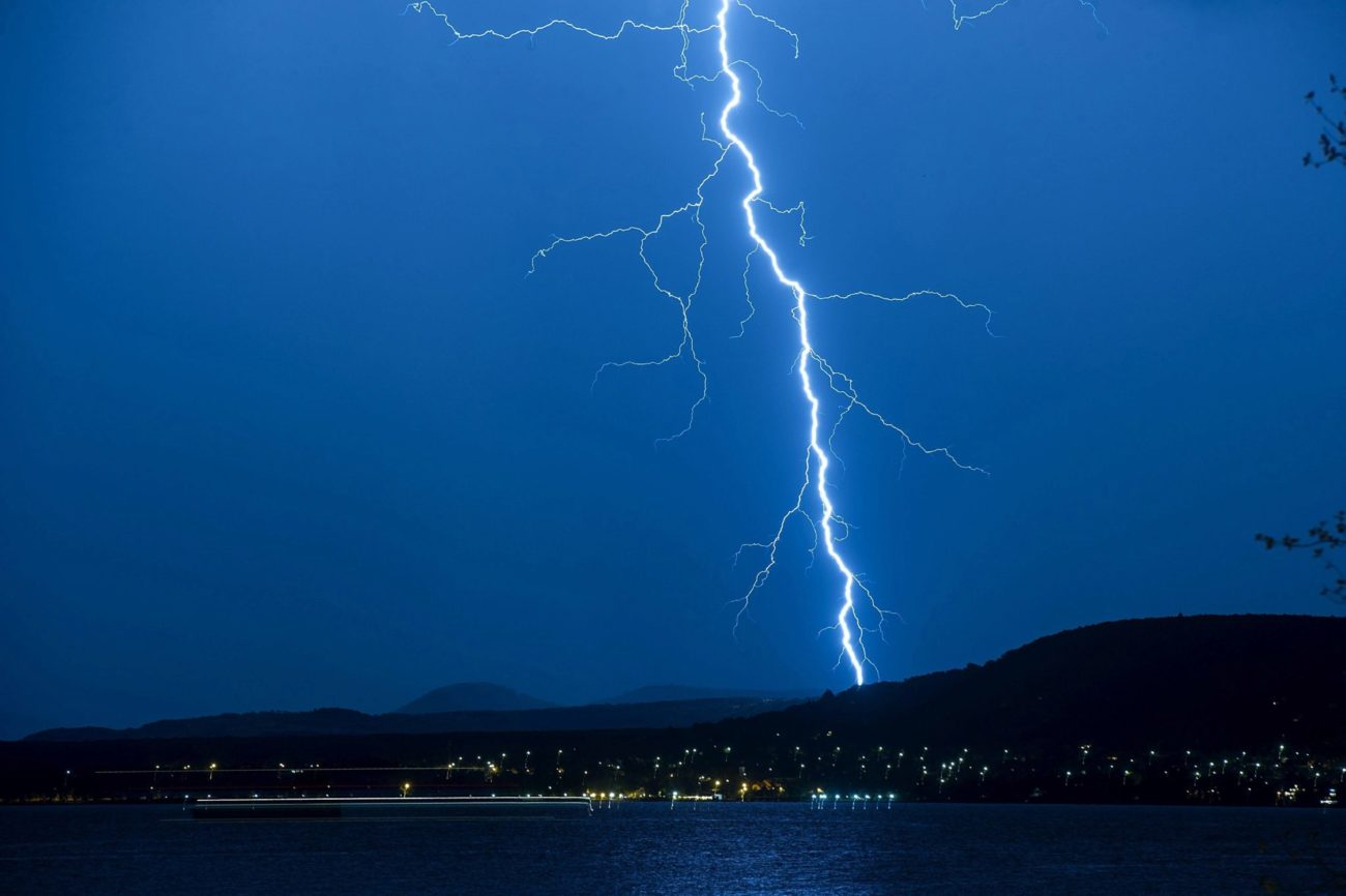 Un rayo ilumina el cielo durante una tormenta eléctrica en Balatonlelle ...