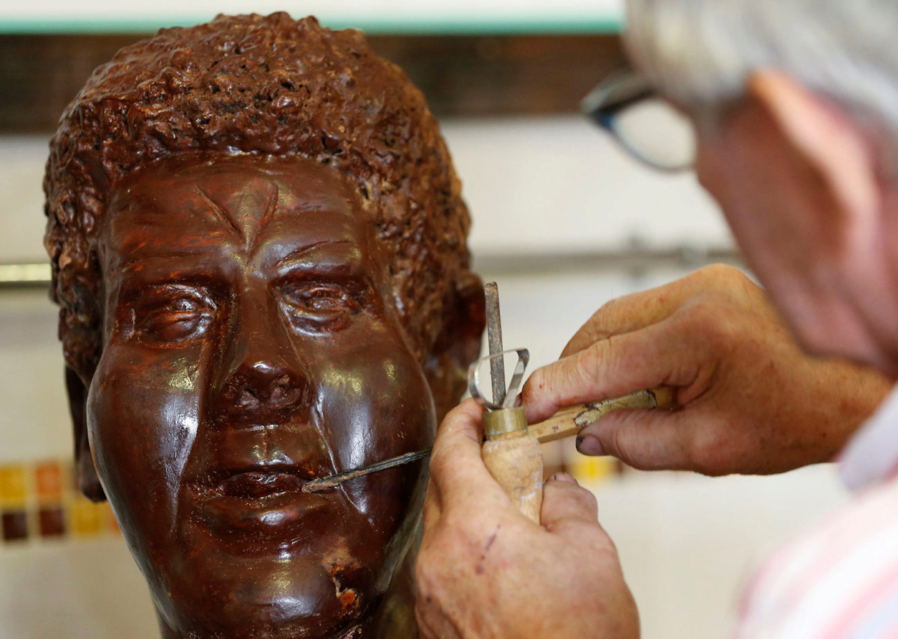 Un trabajador esculpe una estatua de chocolate en el Planete Musee du ...