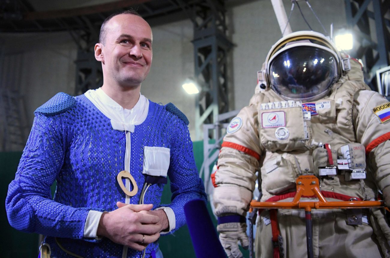 El cosmonauta ruso Segei Ryazansky se encuentra junto a su traje ...