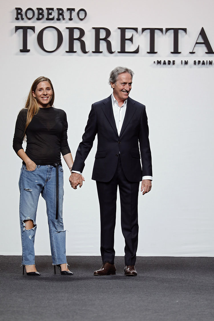 Roberto Torretta al final del desfile en la Semana de la Moda de Madrid ...