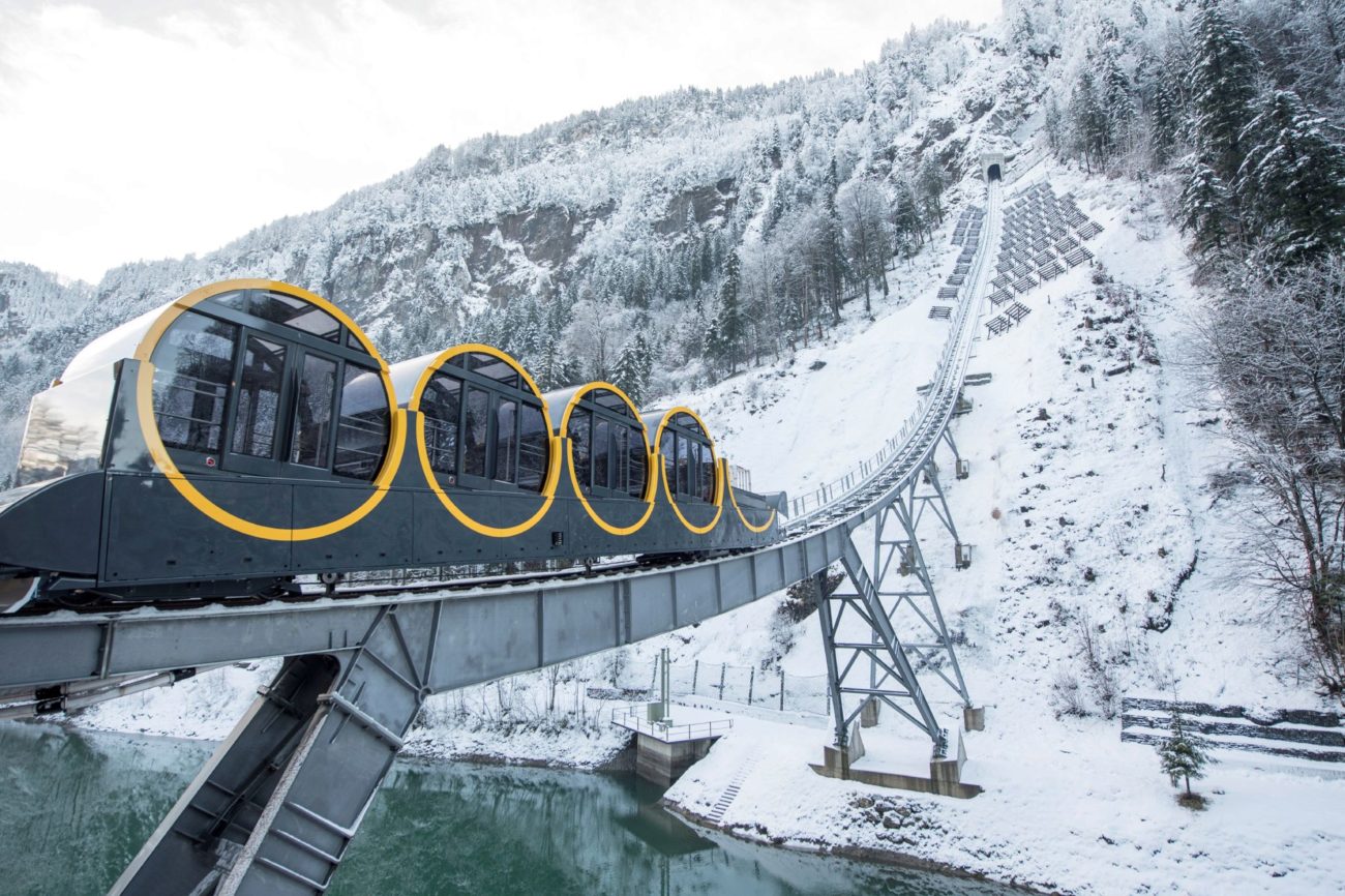 El nuevo funicular más empinado en el mundo, el Stoos Bahn, es visto ...
