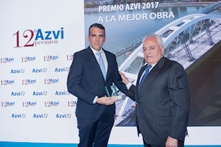 Manuel Contreras entraga el premio al resposable de la construcción del ...
