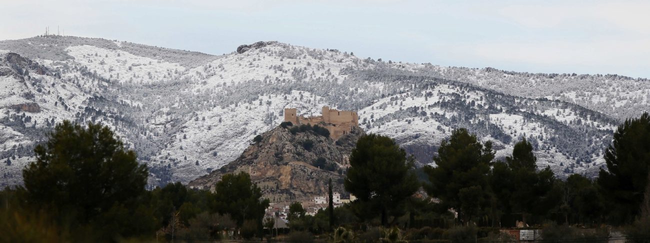 El castillo de Castalla y al fondo, la sierra nevada. | Comunidad ...