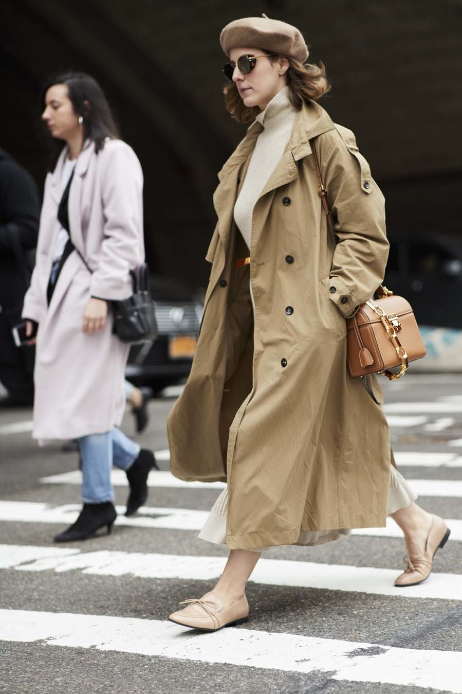 Manual de uso de la gabardina - 'Street style' de Nueva York Fashion ...