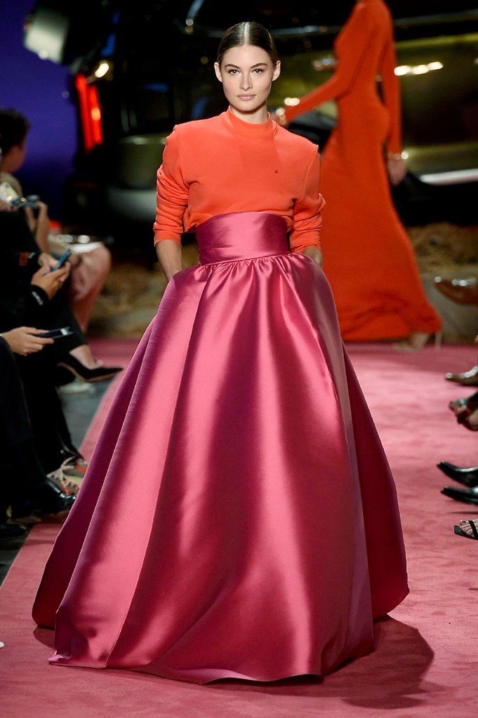 Brandon Maxwell sigue apostando por el rosa y el rojo para la primavera ...