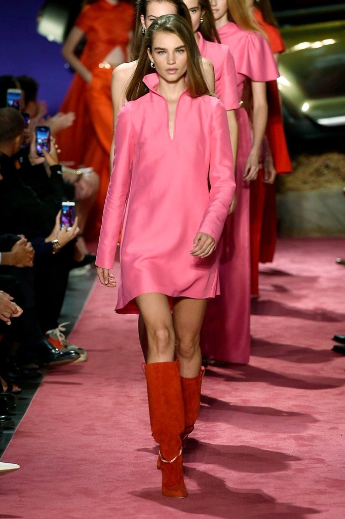 Brandon Maxwell sigue apostando por el rosa y el rojo para la primavera ...