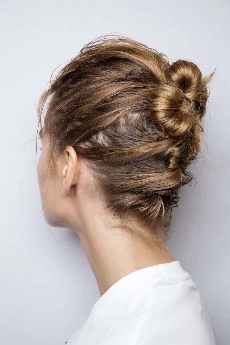 ¡Moños arriba! - Enroscado a media altura | Moda | EL MUNDO