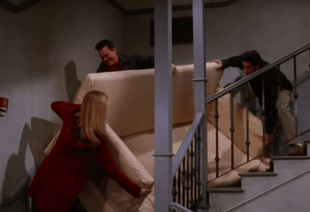 Courteney Cox recrea la icónica escena del sofá de Friends en la vida ...