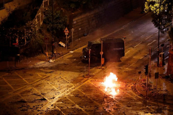 La Policía hongkonesa advierte a los manifestantes que usará munición ...