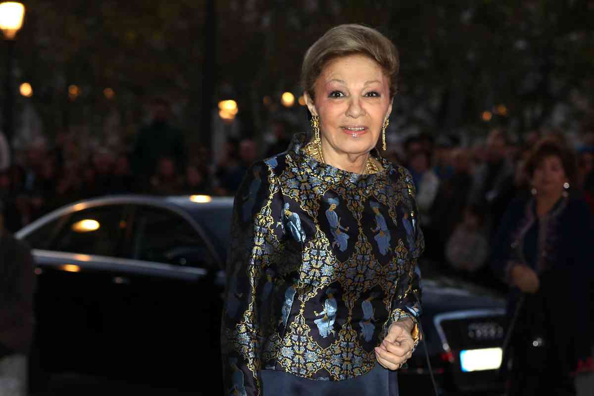 Farah Diba: los 85 años de la reina indestructible a la que besan en ...
